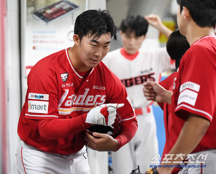 Lee Byung-kyu's son Lee Seung-min hits in his first at-bat since his | SportsChosun